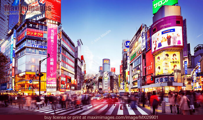 Rush hour at the Tokyo busiest intersection Shibuya crossing full of ...
