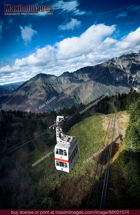 Shinhotaka Ropeway double decker gondola Shin-hotaka cable car in Japan ...