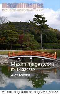 Photo of Soribashi arched bridge of the Phoenix Hall of Byodo-in ...